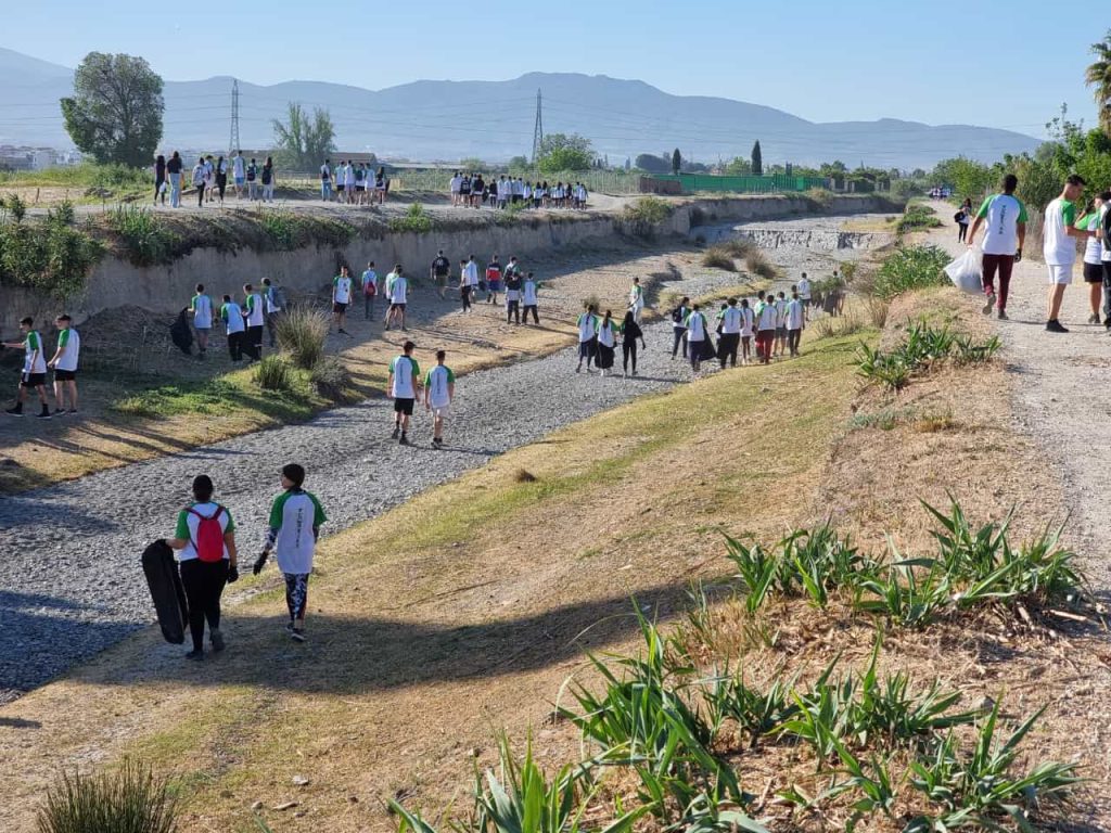 Un centenar de escolares de Cúllar Vega colaboran en la limpieza del ...